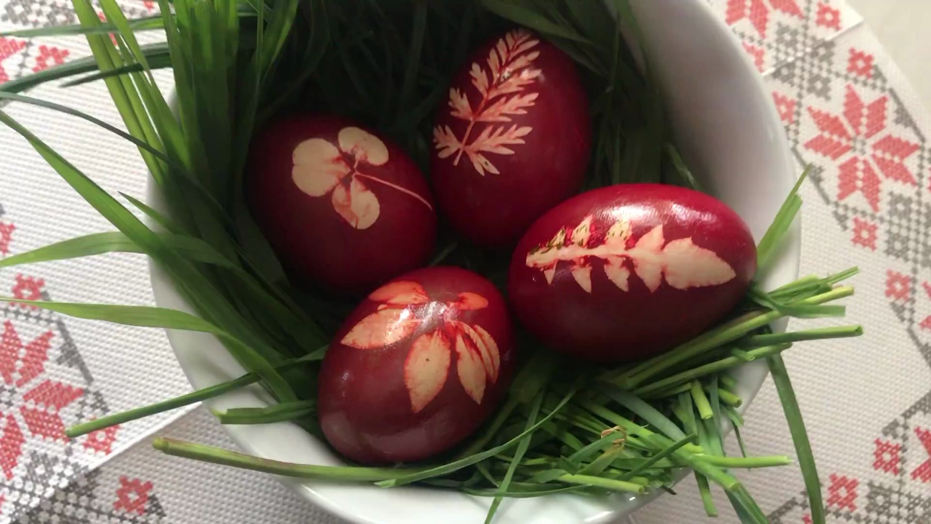 Ouă roșii cu model de plante - Rețetă video - Bucate ca la Mama Acasă